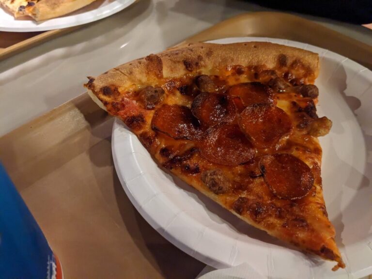 USJ「ルイズN.Y.ピザパーラー」に行ってきた！ピザ全種類を食べてレビュー！ - PizzaLoverJP