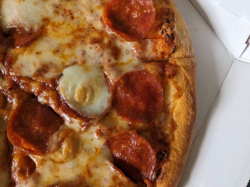 ドミノピザ「ペパロニ&ボッコンチーニ」を食べてみた!他のペパロニ系ピザとの違いは? Pizzaloverjp