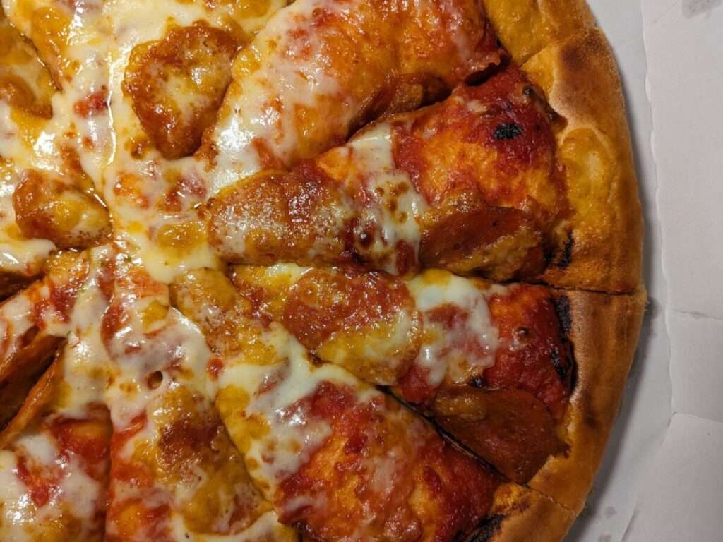 ピザハットの「ペパロニクラシック」を食べてみた!基本の味が楽しめる美味しいピザです Pizzaloverjp